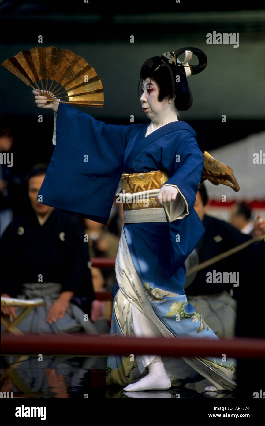 Japan dancer hi-res stock photography and images - Alamy