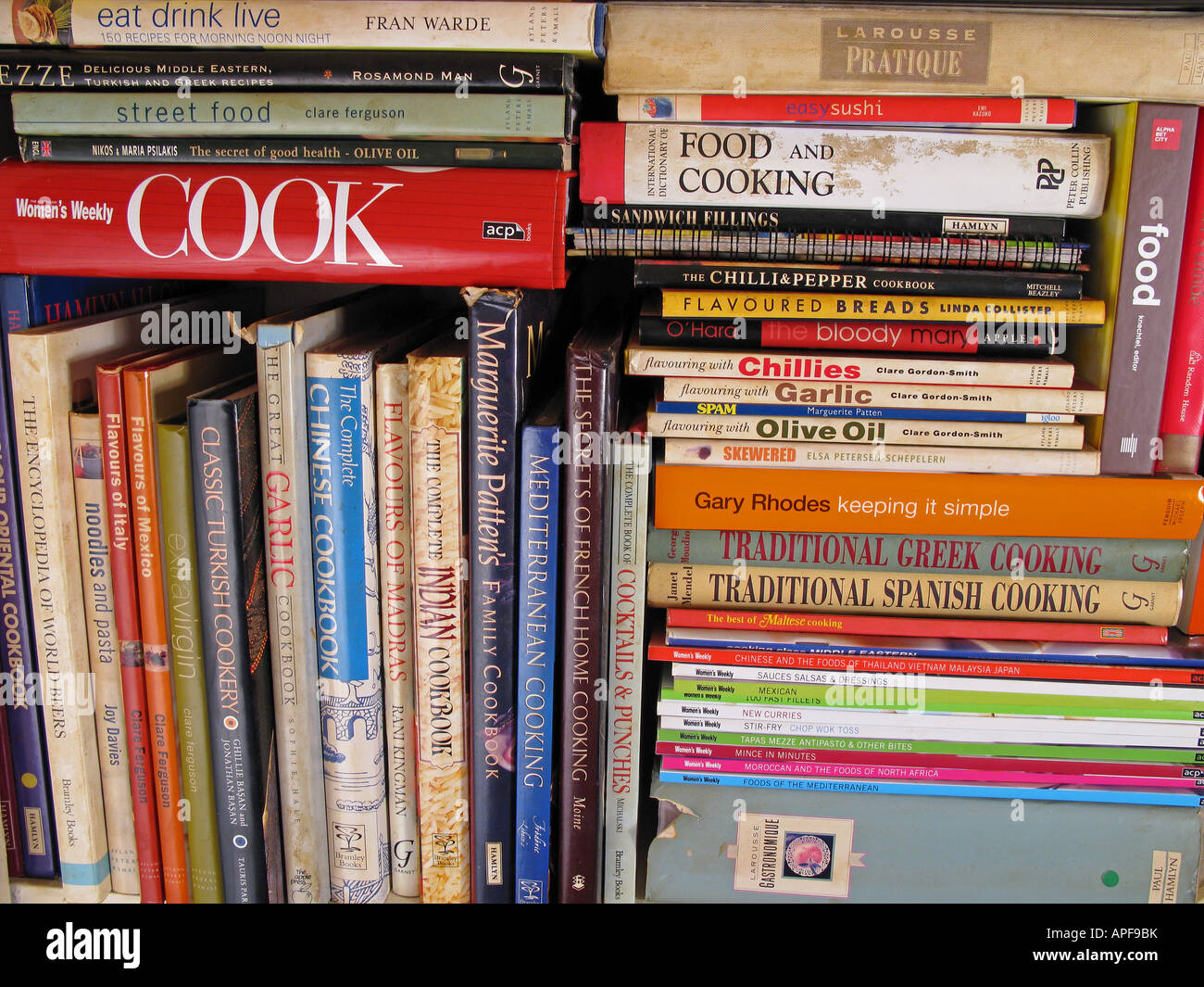 Pile of cookery books on bookshelf Stock Photo - Alamy