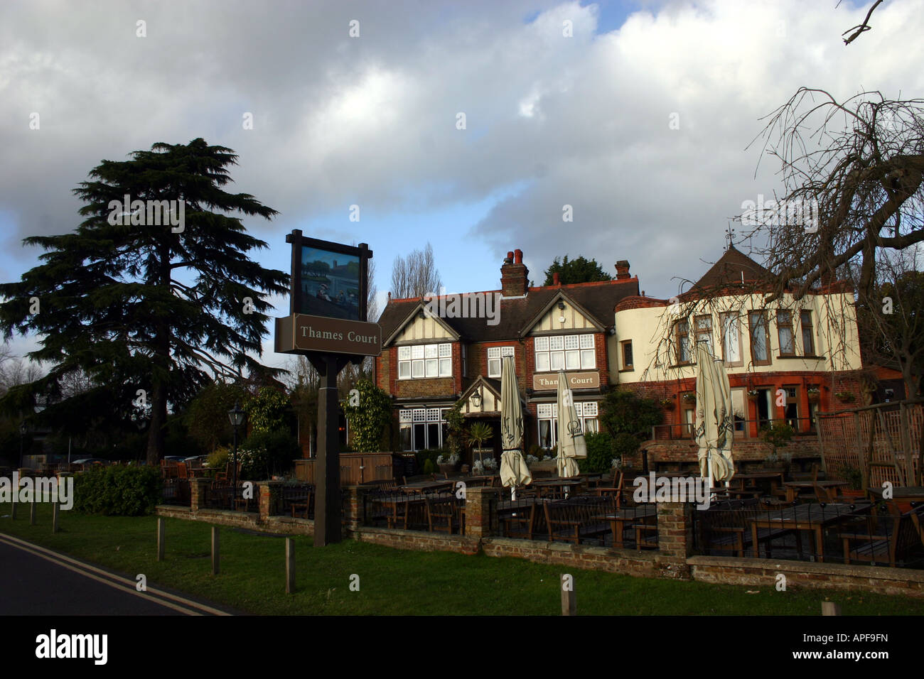 Thames court pub shepperton surrey Stock Photo - Alamy