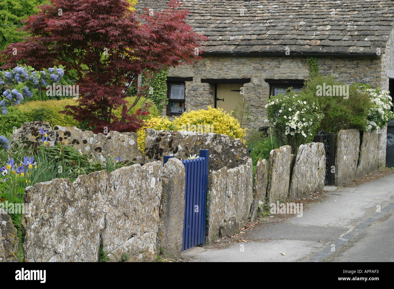 Boundary wall oxfordshire hi-res stock photography and images - Alamy