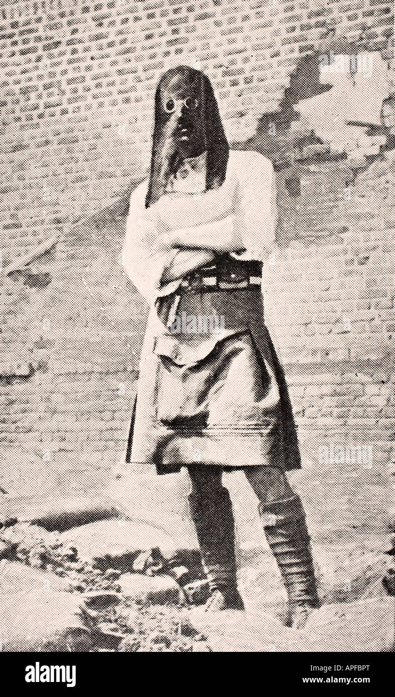 Scottish soldier wearing a gas mask in 1915 during WWI Stock Photo - Alamy