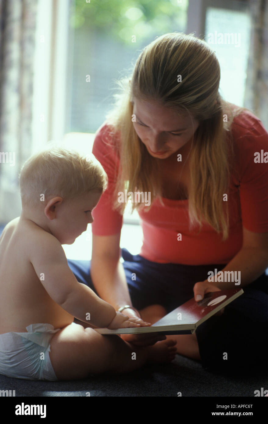 Reading with pictures hi-res stock photography and images - Alamy