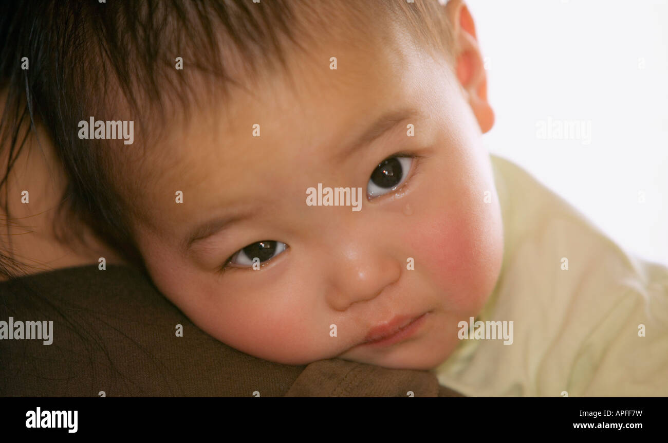 Baby on mother's shoulder Stock Photo - Alamy
