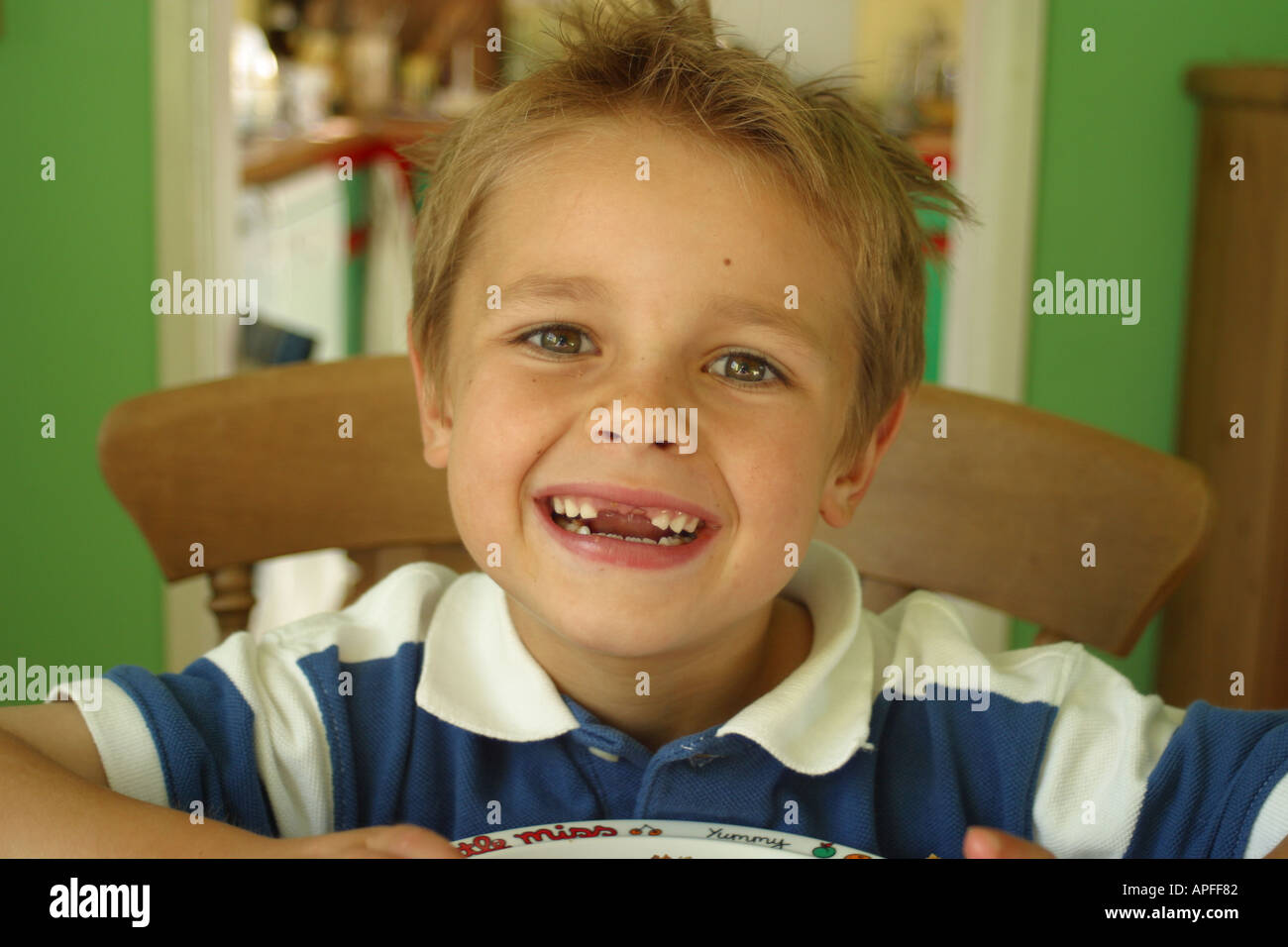 Young boy aged 7 showing his missing front teeth Stock Photo - Alamy