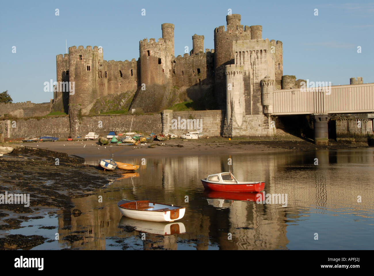 Riverfront castles hi-res stock photography and images - Alamy
