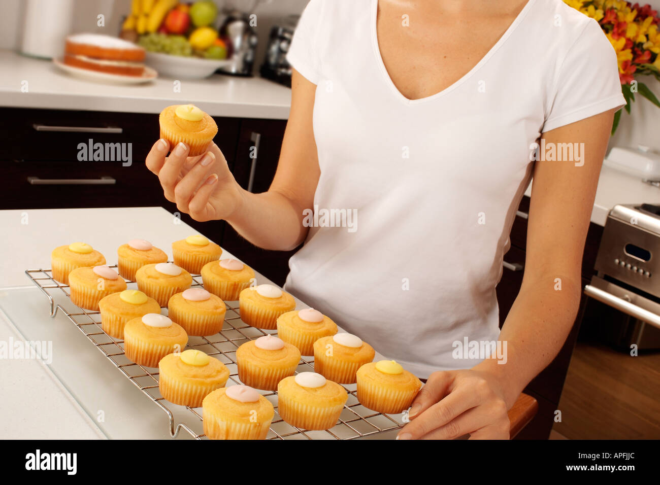 WOMAN BAKING CUPCAKES IN KITCHEN Stock Photo - Alamy