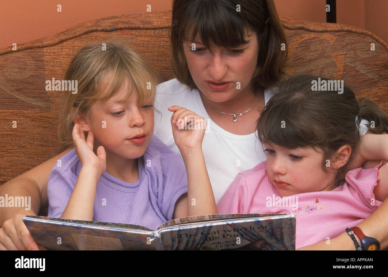 parent and child reading together Stock Photo - Alamy