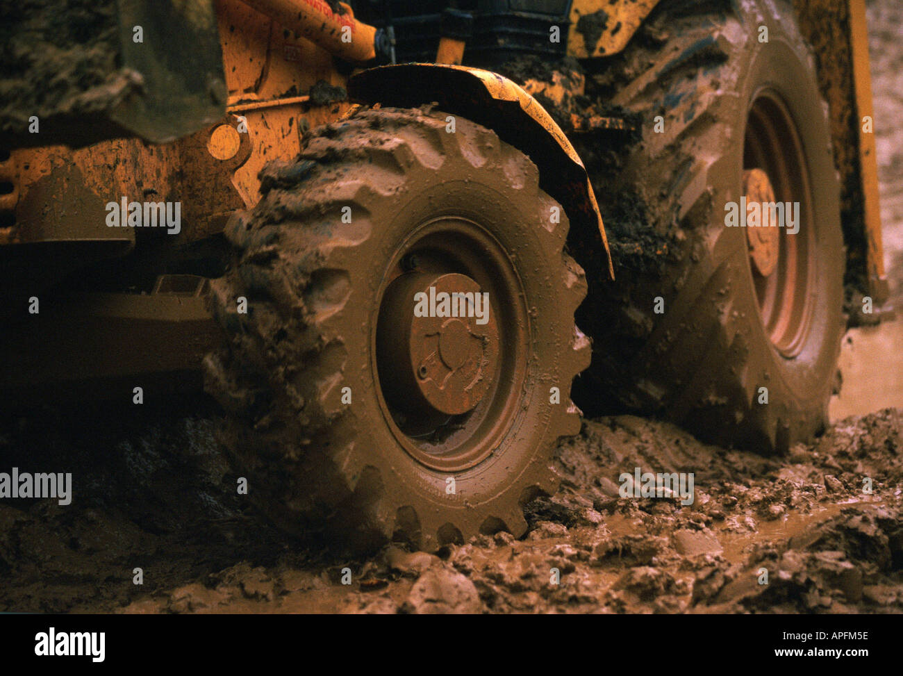 Jcb digger moving mud hi-res stock photography and images - Alamy