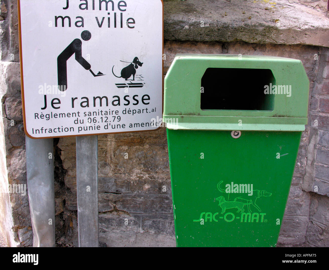 sign board for dog owners beneath waste bin for dog excrements Stock ...
