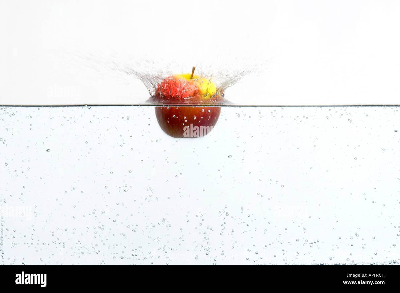 Apple splashing dropping into fizzy carbonated water Stock Photo - Alamy