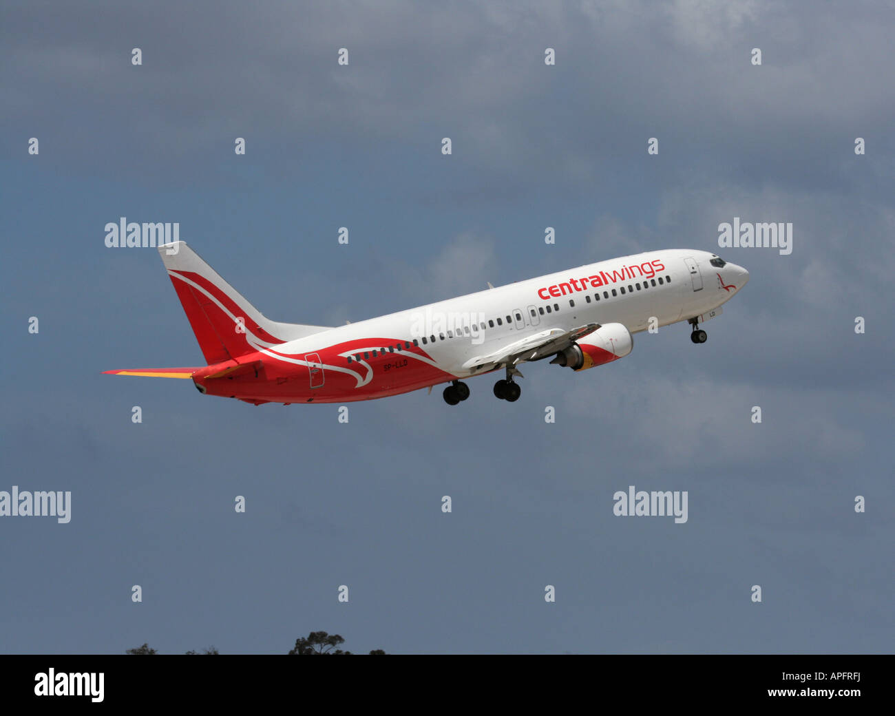 Boeing 737 white planes hi-res stock photography and images - Alamy