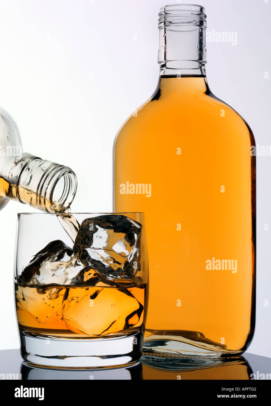 Pouring glass of scotch whisky hi-res stock photography and images - Alamy
