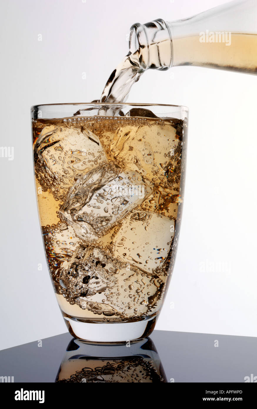 POURING GINGER ALE Stock Photo - Alamy