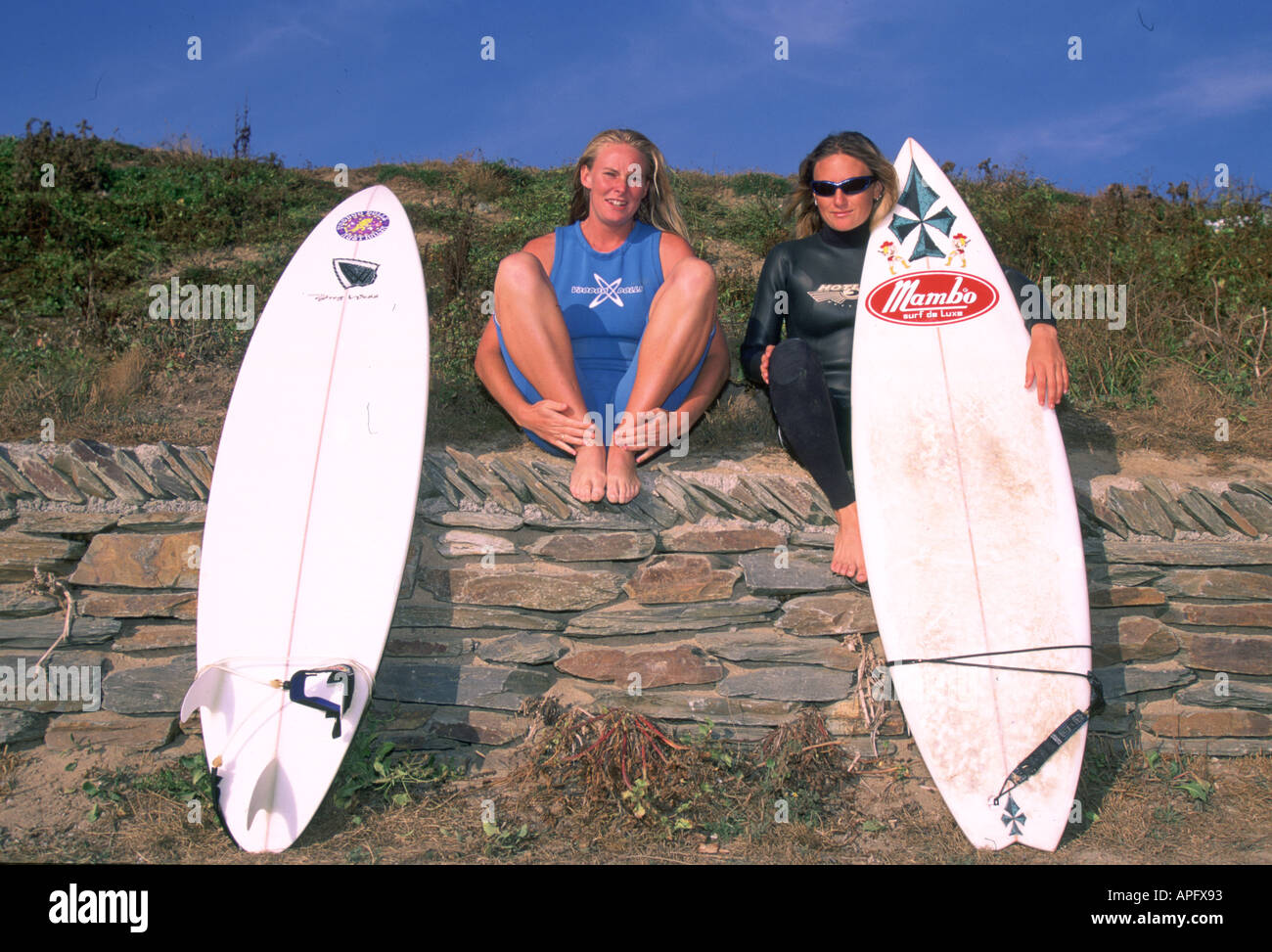 FEMALE SURFING ACTION NEWQUAY CORNWALL UK Stock Photo - Alamy