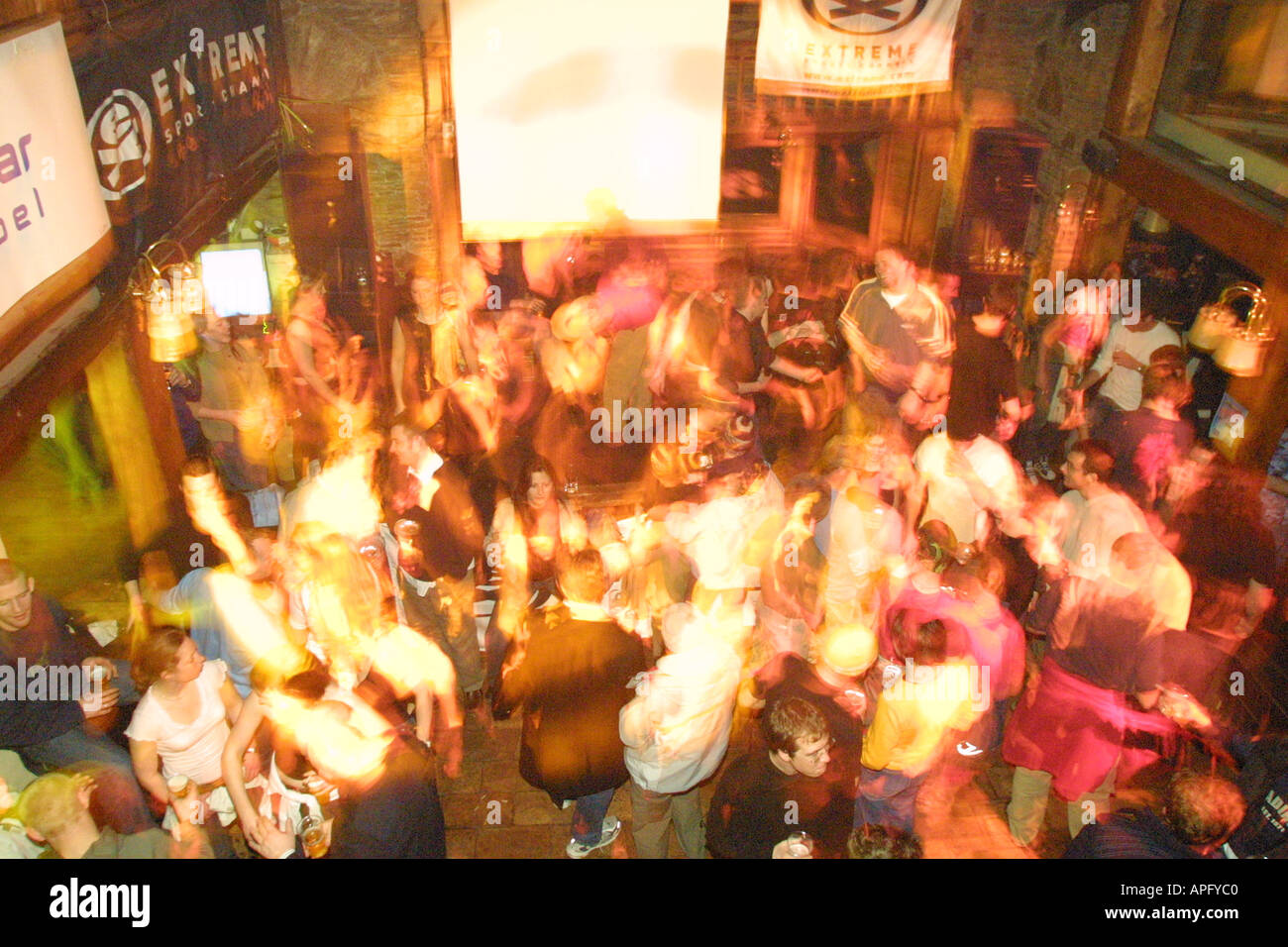 APRES SKI PARTY SCENE Stock Photo - Alamy