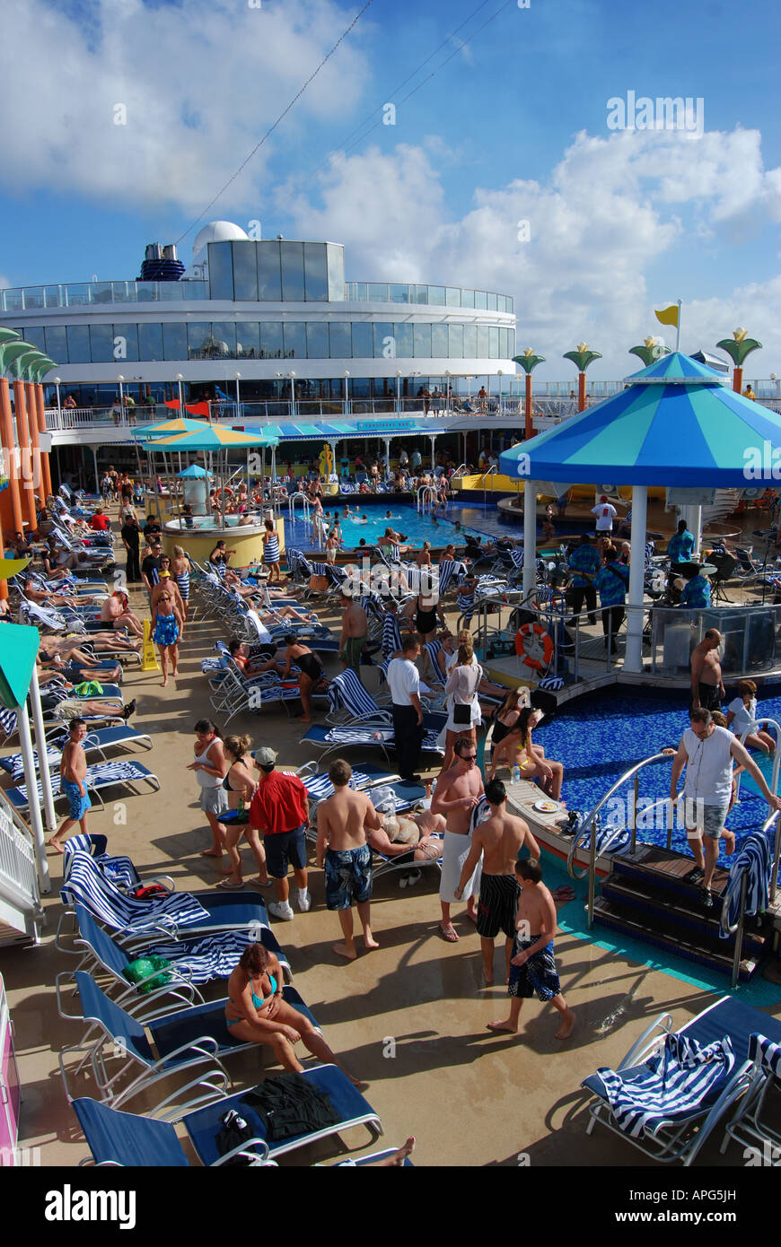 Main deck and swimming pool on the NCL "Norwegian Jewel" cruise liner ...