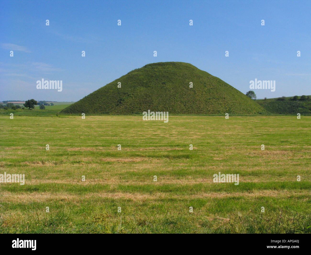 Tumulus at Avebury, Wiltshire Stock Photo - Alamy