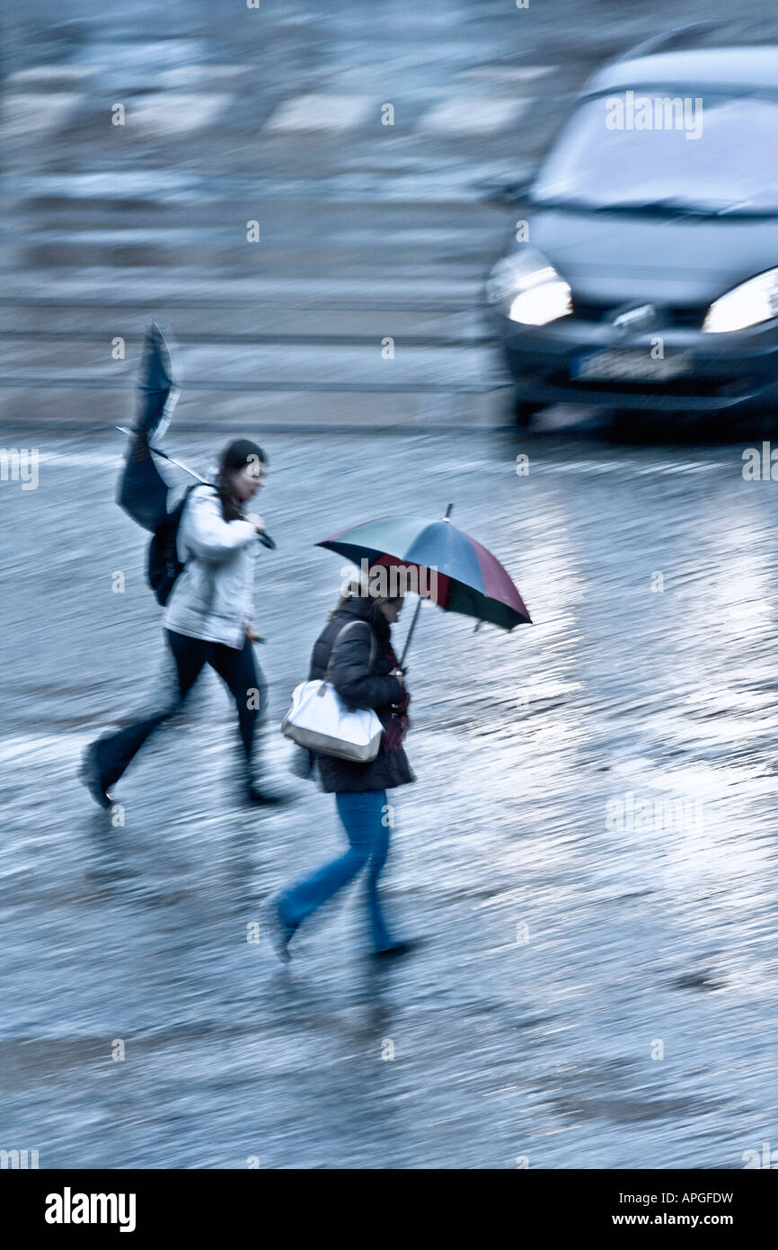 Traffic in rain hi-res stock photography and images - Alamy