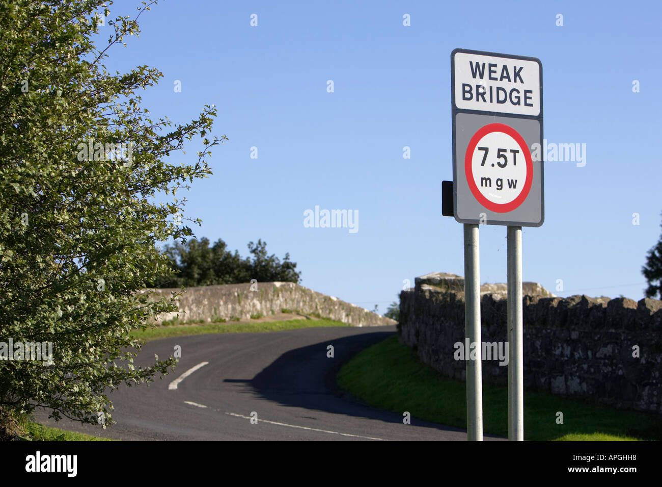 Uk road sign weak bridge hi-res stock photography and images - Alamy
