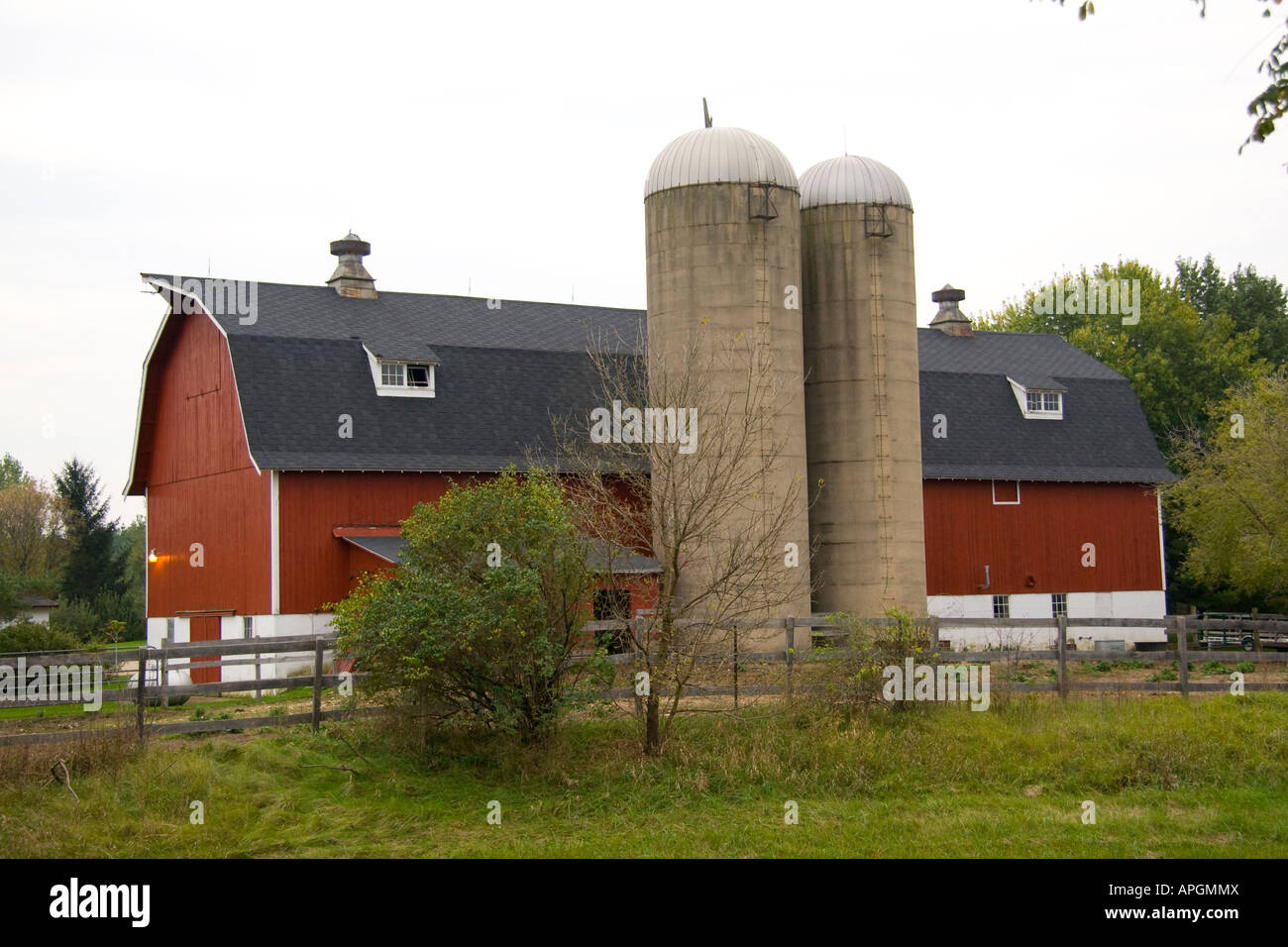 Red barn with 2 grain silos Stock Photo - Alamy