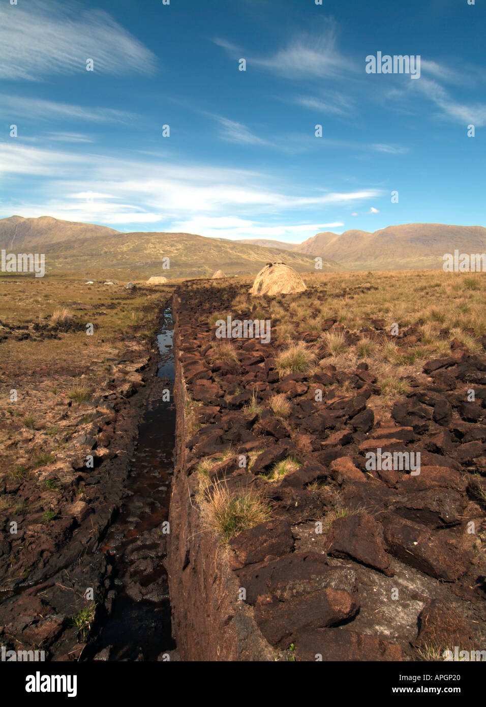 Stacking turf ireland hi-res stock photography and images - Alamy