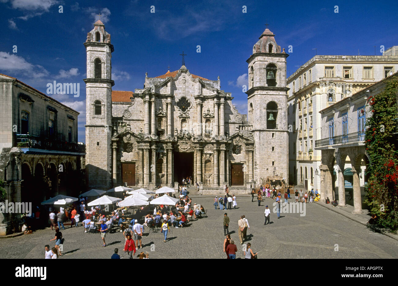 Tourists in Cathedral Square, Havana, Cuba Stock Photo - Alamy