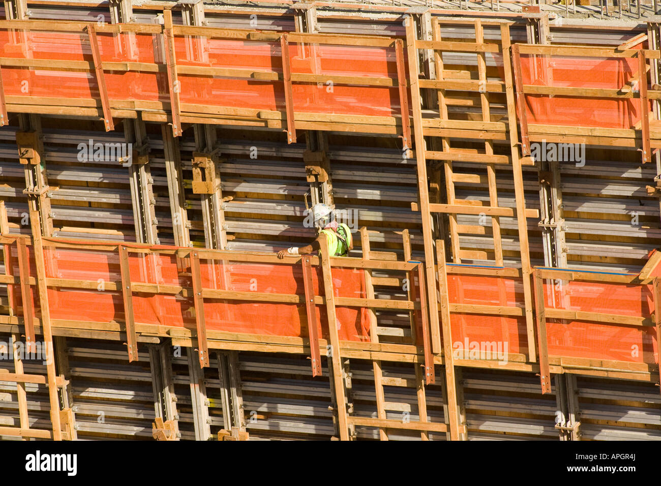 Construction worker putting up tall wall Stock Photo - Alamy