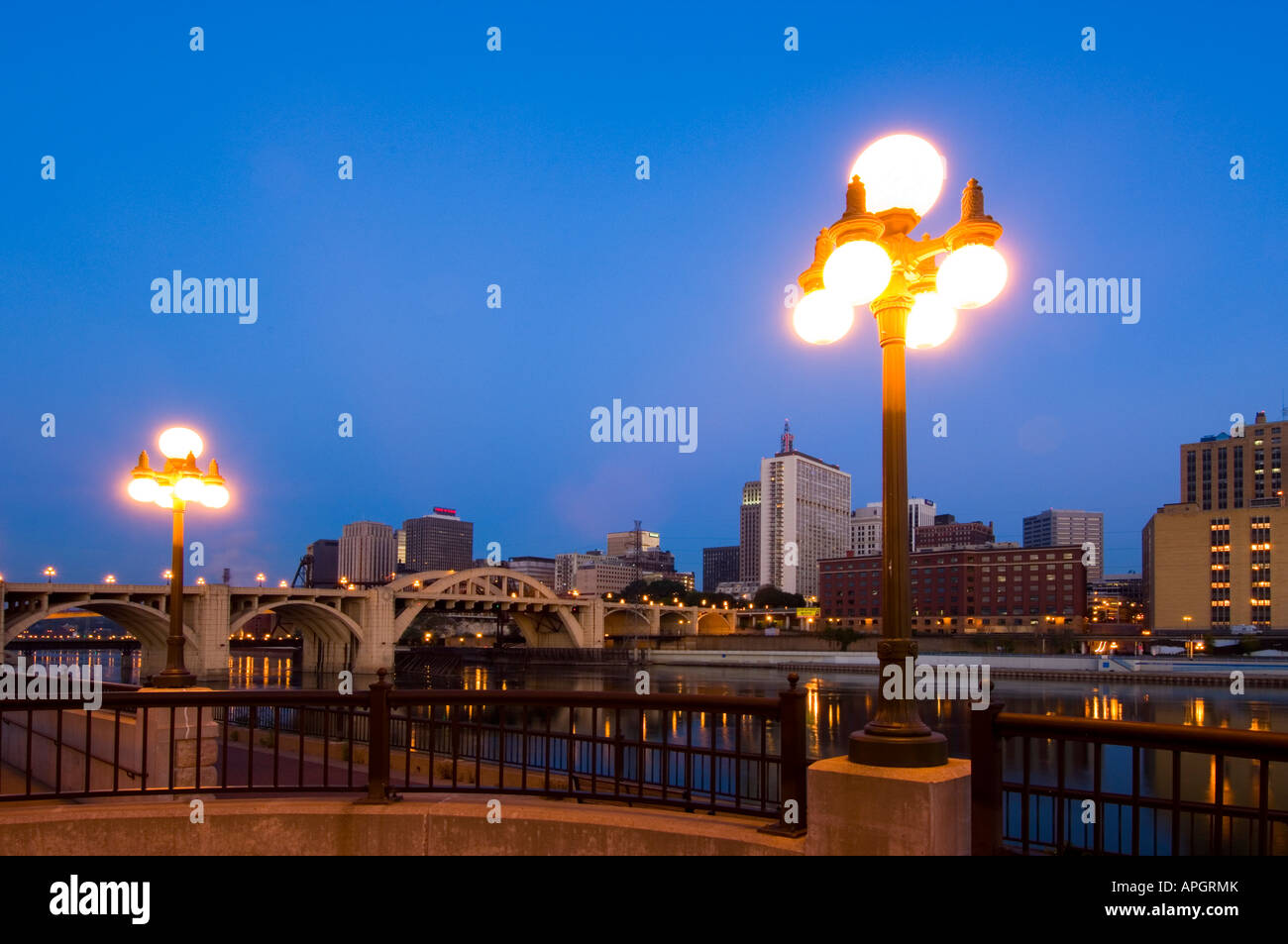 St Paul skyline at dawn viewed from park area across the Mississippi ...