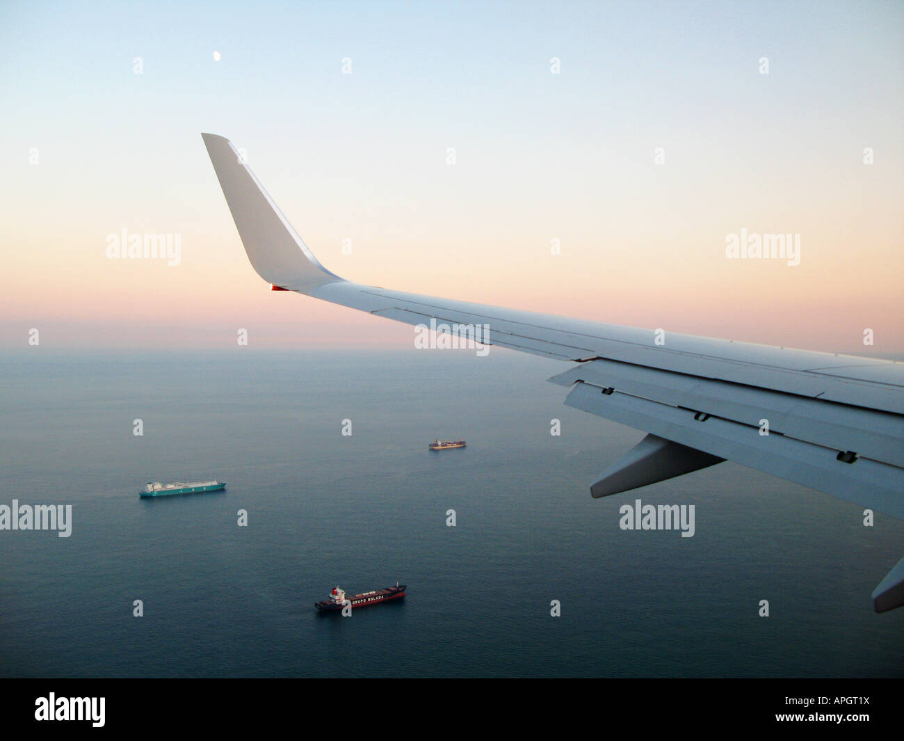 Landing approach plane across hi-res stock photography and images - Alamy
