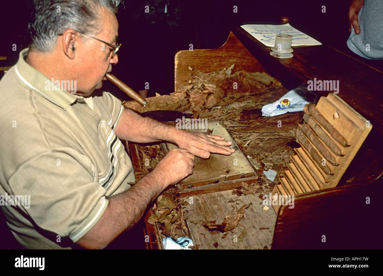 Factory worker rolling Cuban cigar, Havana, Cuba Stock Photo - Alamy