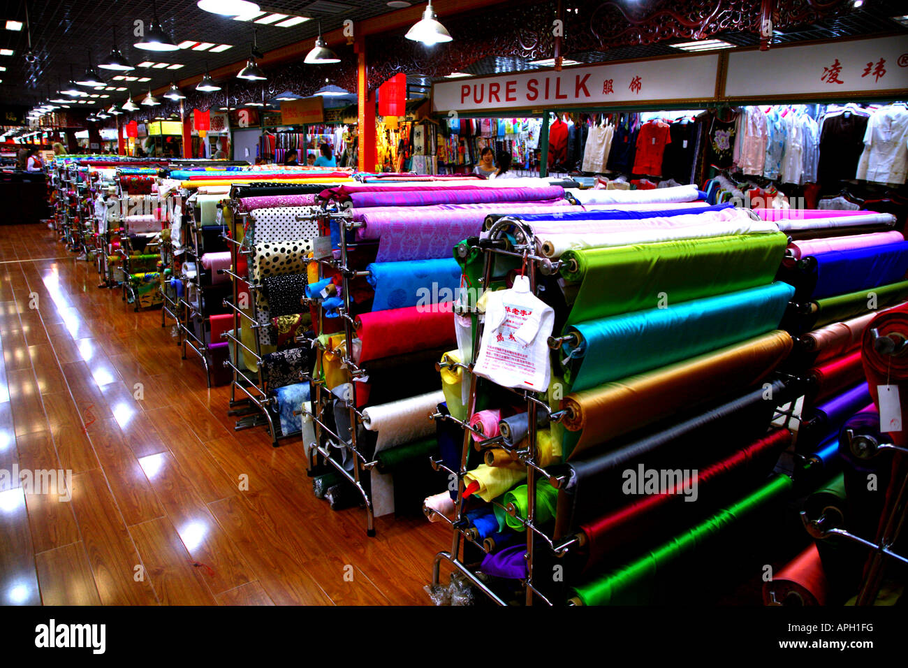 Beijing china silk street shopping hi-res stock photography and images ...