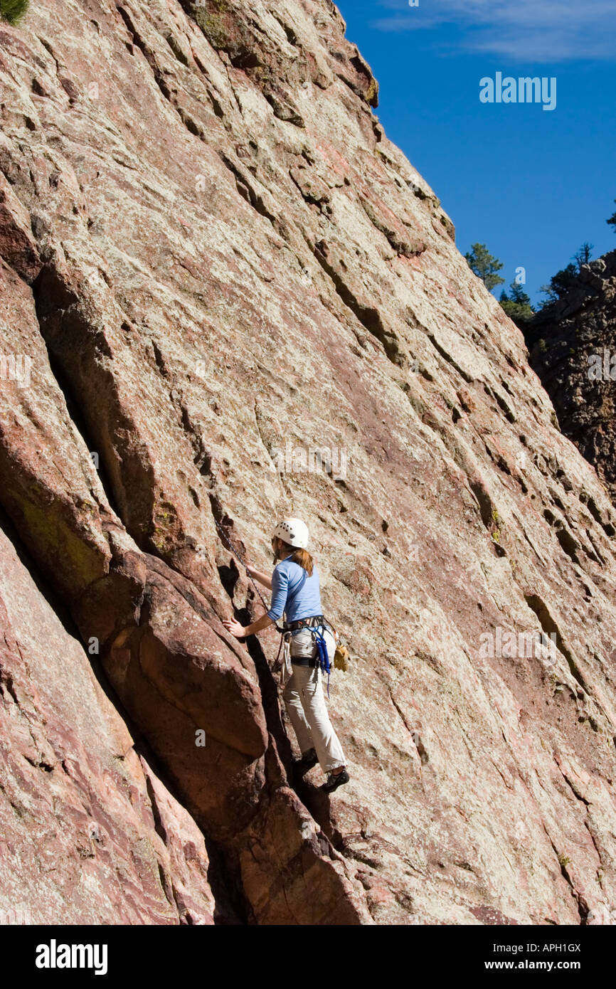 Female rock climber on sheer face hi-res stock photography and images ...