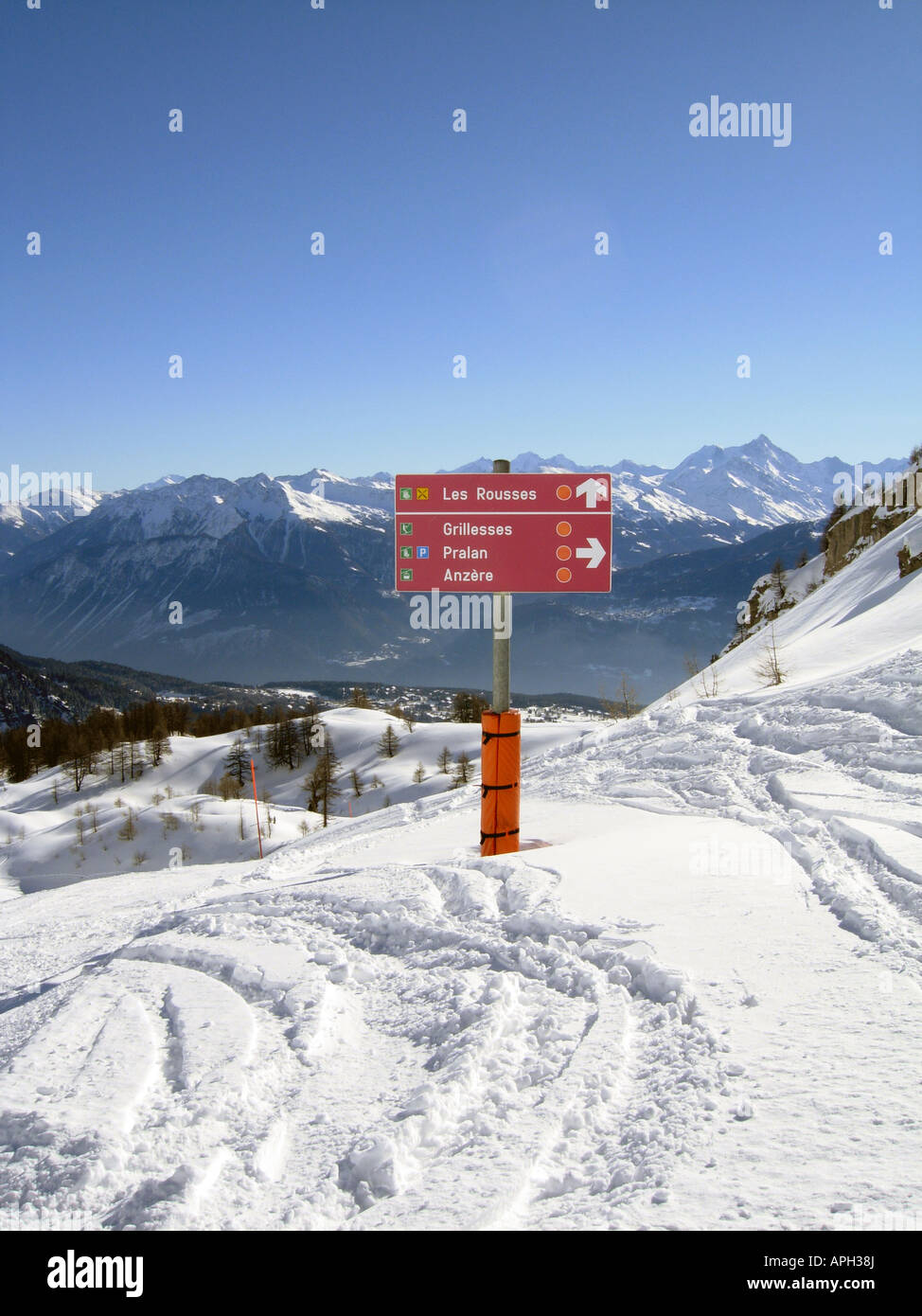 Blue run piste marker sign hi-res stock photography and images - Alamy