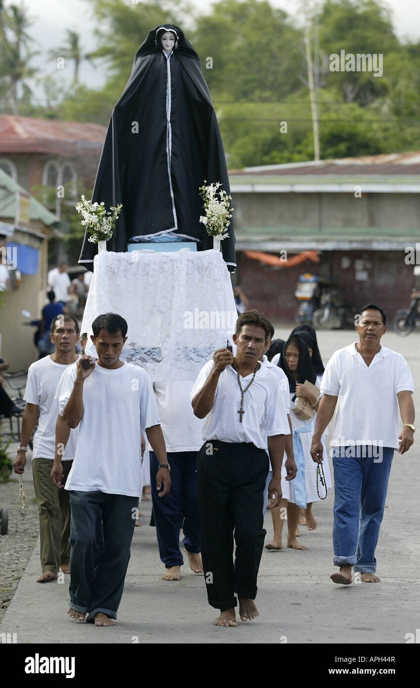 Filipinos carry an effigy of the Virgin Mary through the streets of ...