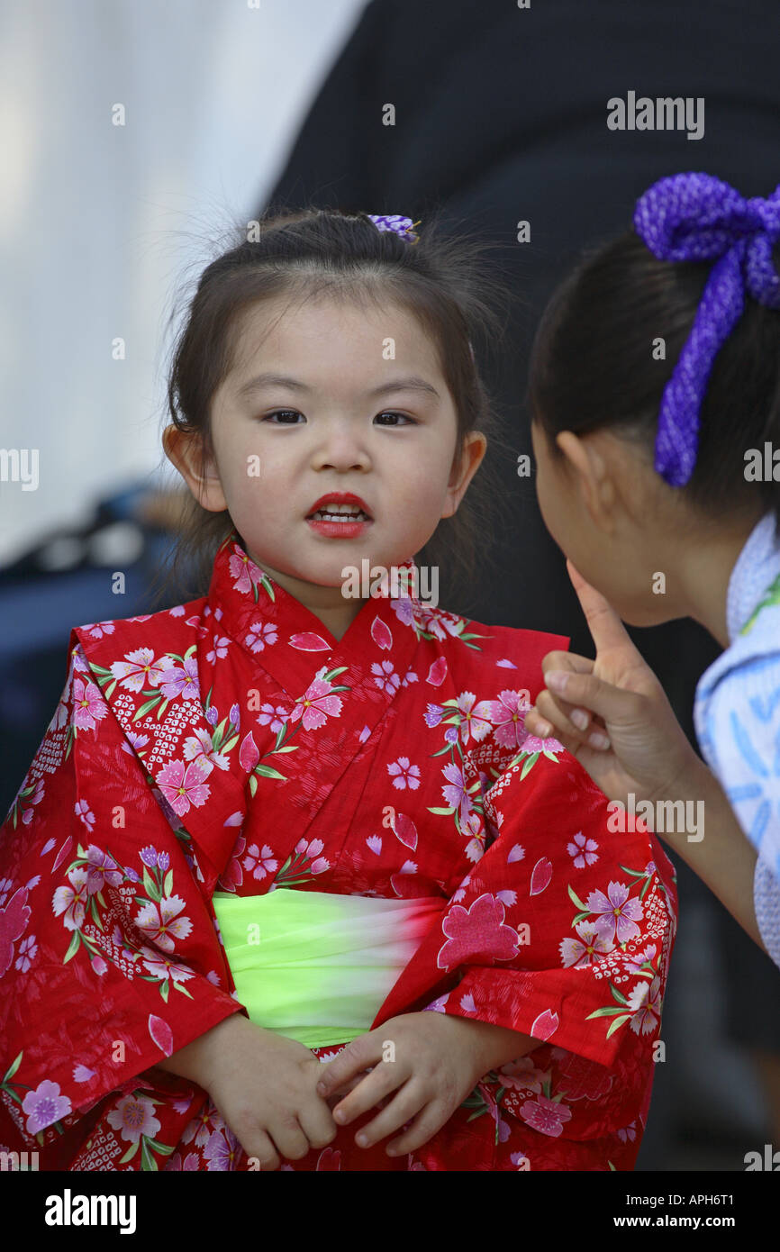 Traditional japanese child outfit hi-res stock photography and images ...