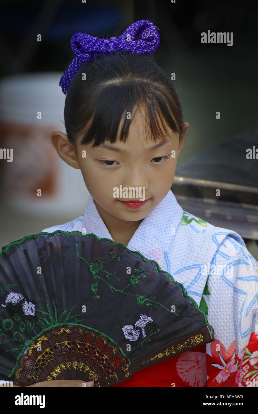 Japanese girl with costume and fan hi-res stock photography and images ...