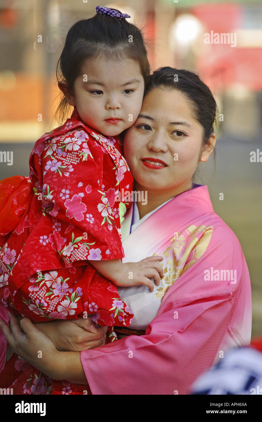 Traditional japanese child outfit hi-res stock photography and images ...