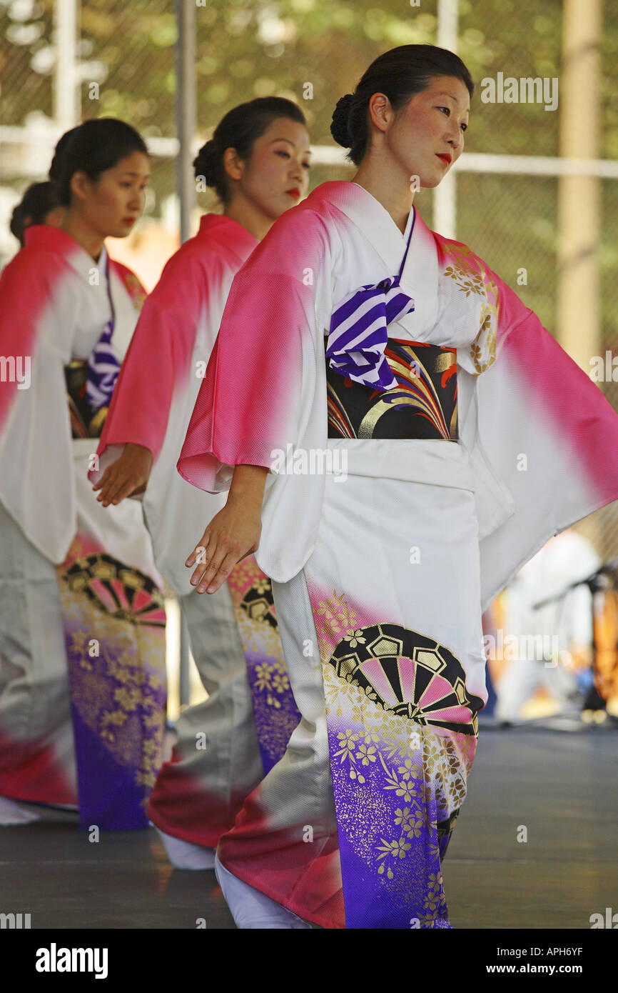 Japanese traditional dancers hi-res stock photography and images - Alamy