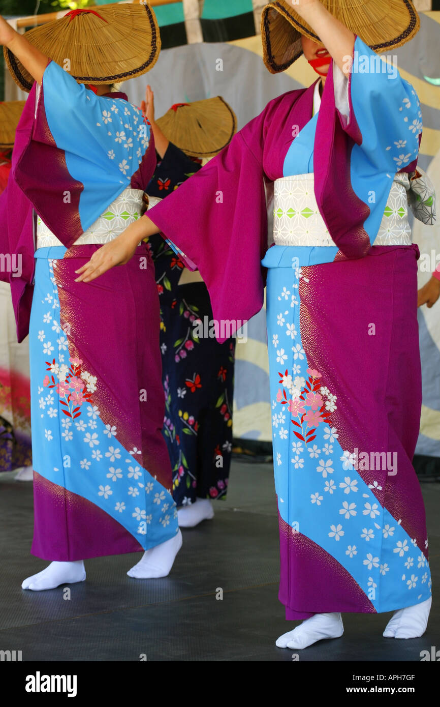 Japanese women dancing hi-res stock photography and images - Alamy