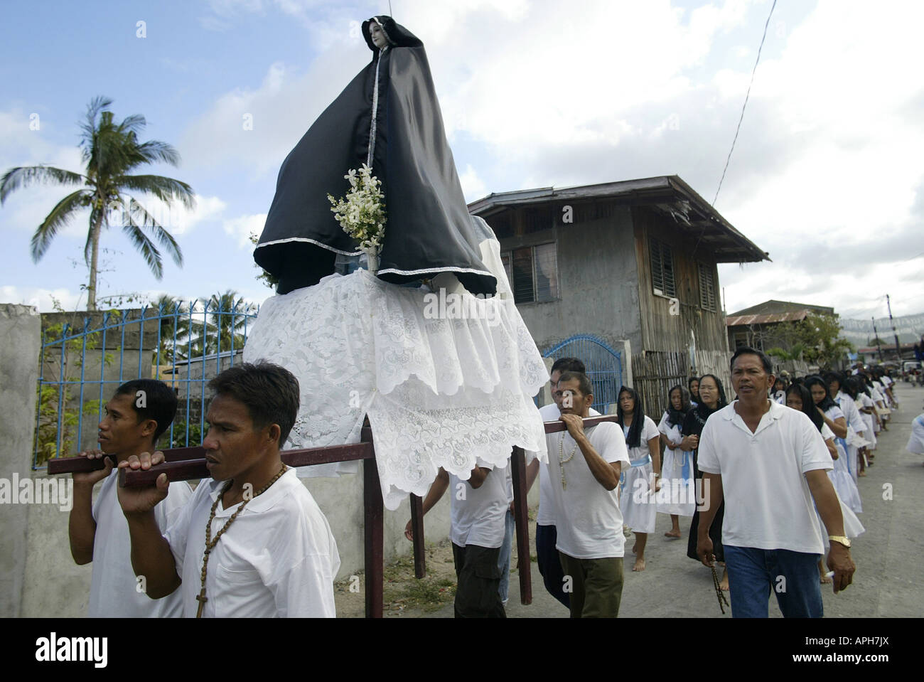 Filipinos carry an effigy of the Virgin Mary through the streets of ...