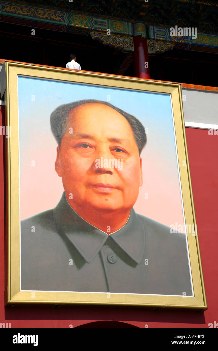 Giant portrait of Chairman Mao on front of the Imperial Palace ...