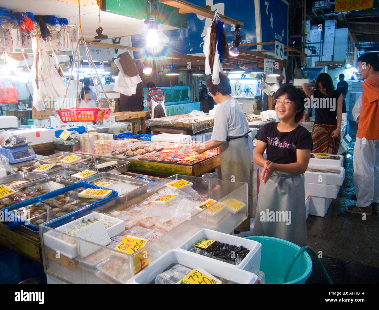 tsukiji fish-market stalls tokyo japan Stock Photo - Alamy