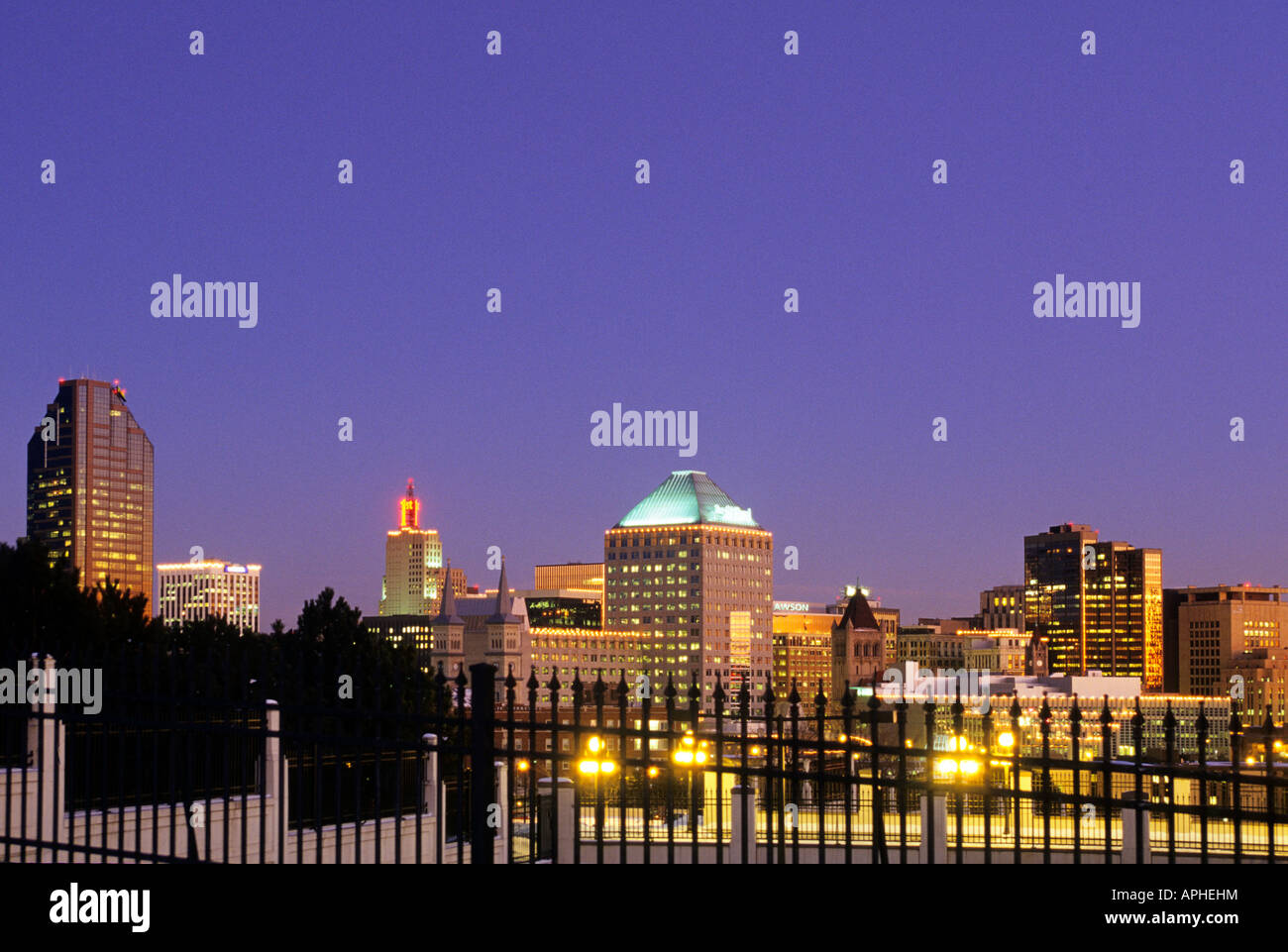 SKYLINE OF ST. PAUL, MINNESOTA FROM FREEWAY OVERPASS AT DUSK Stock ...