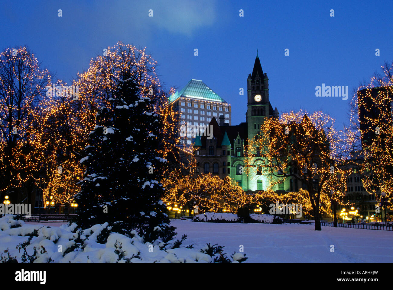RICE PARK IN DOWNTOWN ST. PAUL, MINNESOTA ON A WINTER EVENING. LANDMARK ...