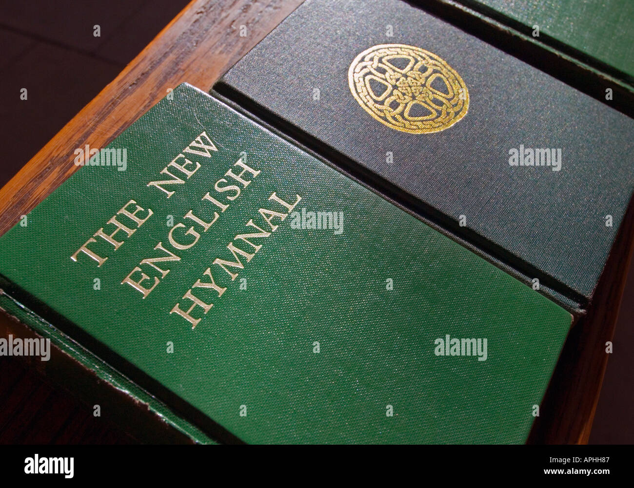 English Hymnal on church pew Stock Photo - Alamy