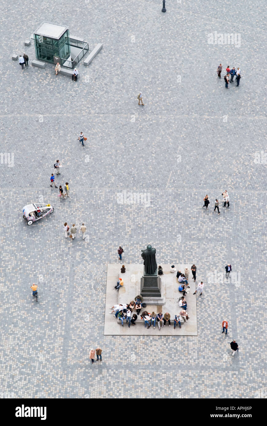 Group of people ariel hi-res stock photography and images - Alamy