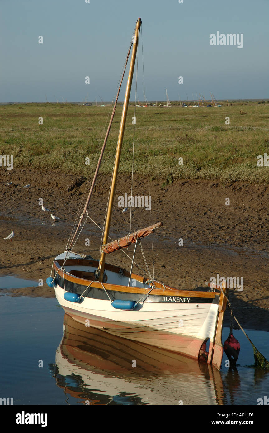 sailing dinghy moored at low tide at Blakeney, Norfolk Stock Photo - Alamy