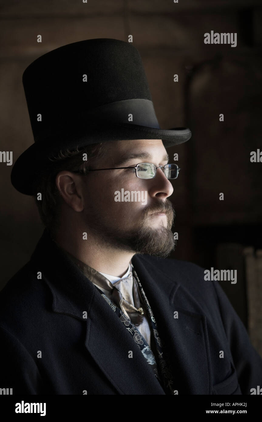 Man with top hat hi-res stock photography and images - Alamy