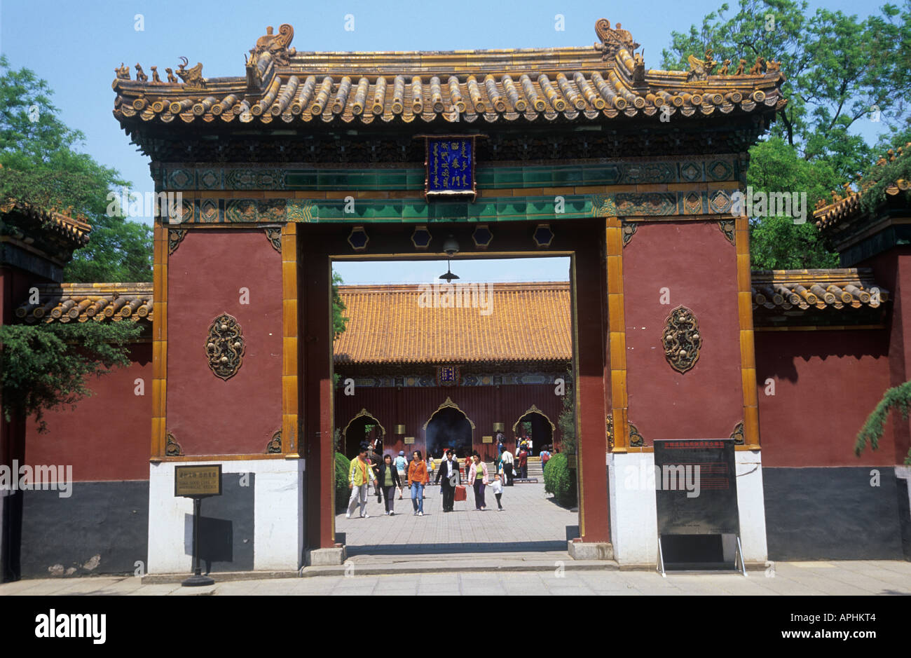 People at the entrance gateway to the Lama Temple in Beijing Stock ...