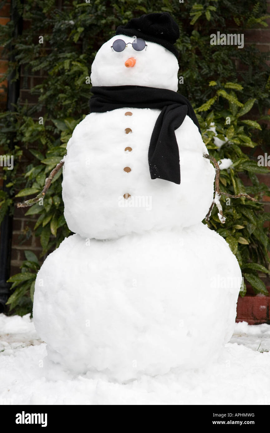 Snowman wearing shades, hat and scarf Stock Photo - Alamy